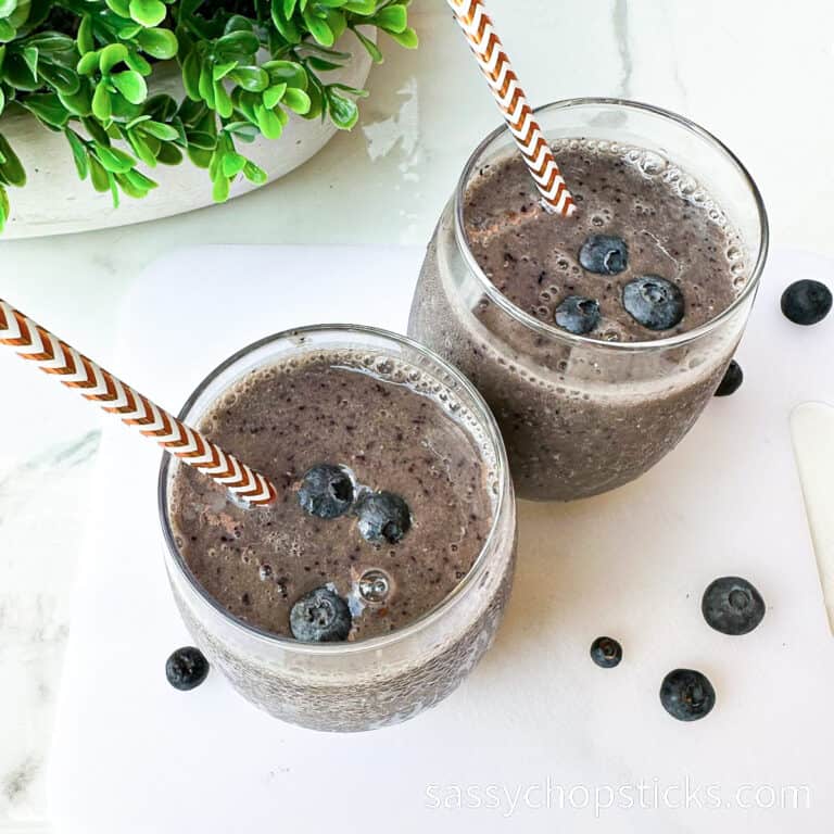 Matcha Blueberry Smoothie With Oatmeal (Dairy-Free) - Sassy Chopsticks